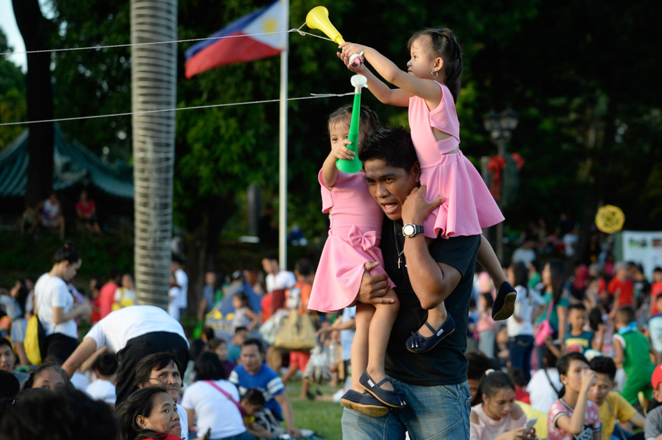 Libo-libong pamilya, nag-Pasko sa amusement parks, malls | ABS-CBN News Libo-libong pamilya, nag-Pasko sa amusement parks, malls | ABS-CBN News