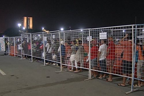 Libo-libong deboto, ilang oras pumila para sa 'pahalik' sa Nazareno ... Libo-libong deboto, ilang oras pumila para sa 'pahalik' sa Nazareno ...