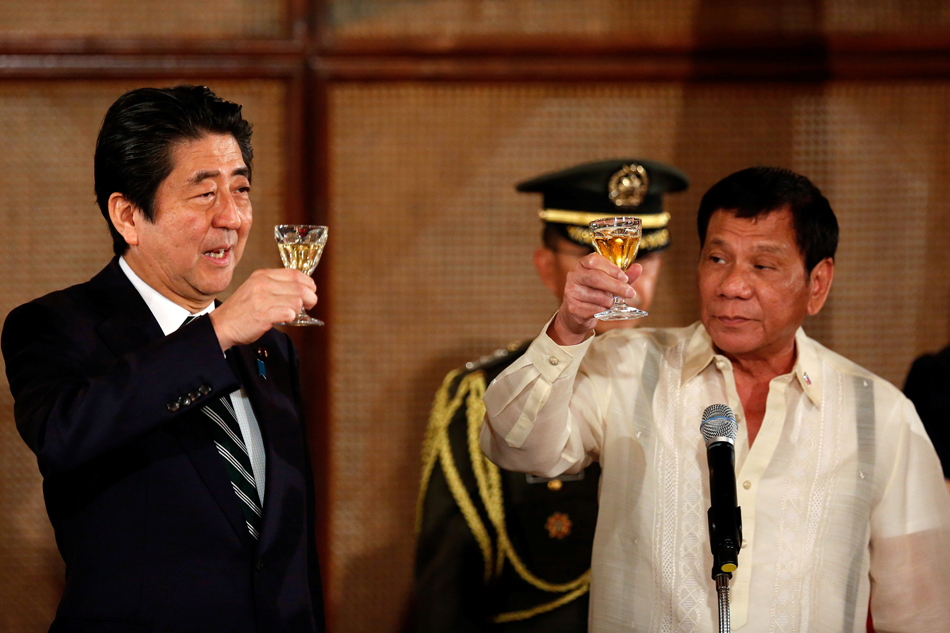 Japan PM Abe, nakipagpulong kay Duterte sa Malacañang | ABS-CBN News Japan PM Abe, nakipagpulong kay Duterte sa Malacañang | ABS-CBN News