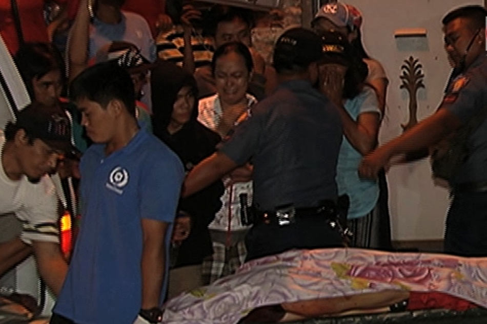 Tatlo patay, AWOL na pulis huli sa umano'y drug den | ABS-CBN News Tatlo patay, AWOL na pulis huli sa umano'y drug den | ABS-CBN News