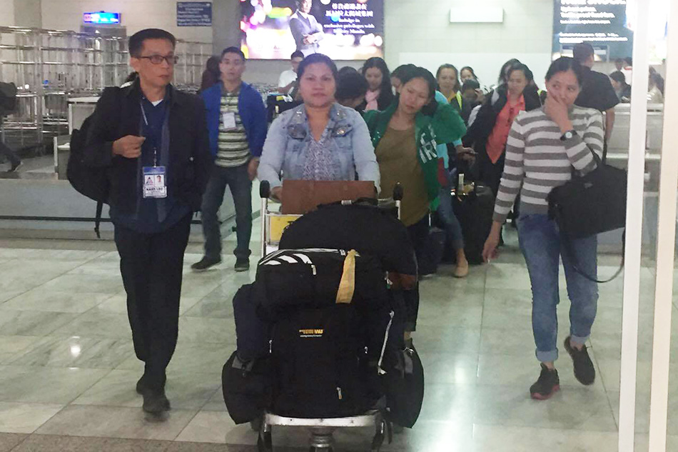 LOOK: 32 distressed OFWs arrive from Kuwait | ABS-CBN News LOOK: 32 distressed OFWs arrive from Kuwait | ABS-CBN News