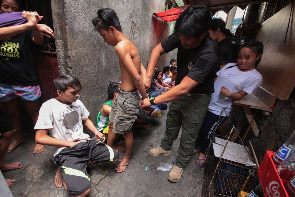 Drug Raid Nets Suspects Abs Cbn News 7492