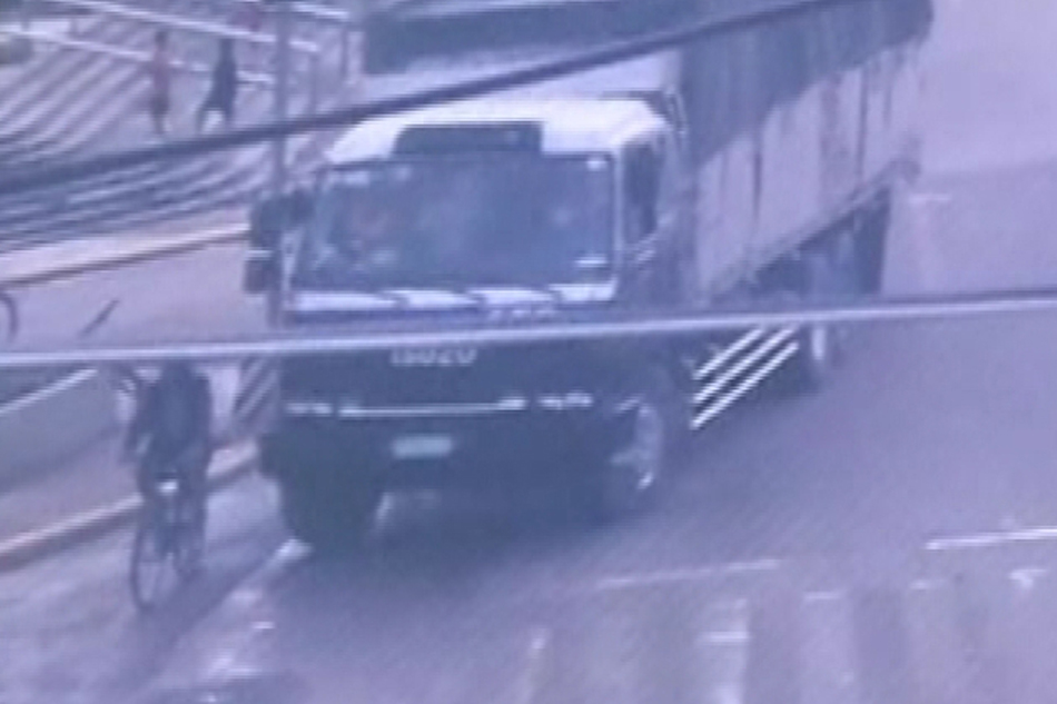 Sapul sa CCTV: Lalaking naka-bike, nagulungan ng trak | ABS-CBN News Sapul sa CCTV: Lalaking naka-bike, nagulungan ng trak | ABS-CBN News