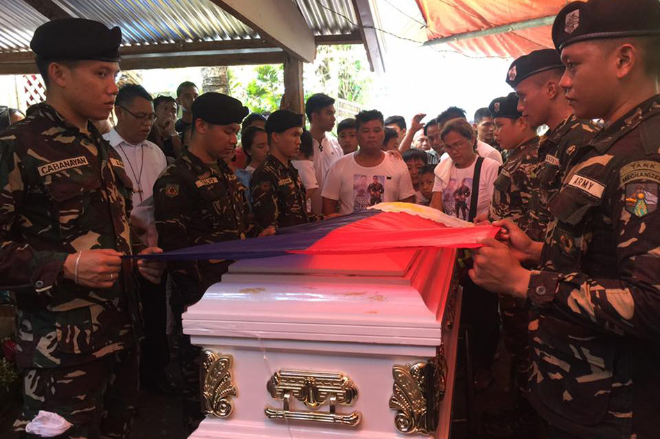 Isa sa mga sundalong nasawi sa Marawi, inilibing na | ABS-CBN News Isa sa mga sundalong nasawi sa Marawi, inilibing na | ABS-CBN News