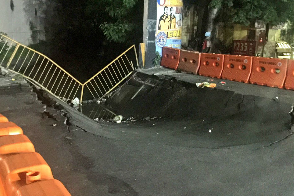Bahagi ng tulay sa Malate, bumigay | ABS-CBN News Bahagi ng tulay sa Malate, bumigay | ABS-CBN News