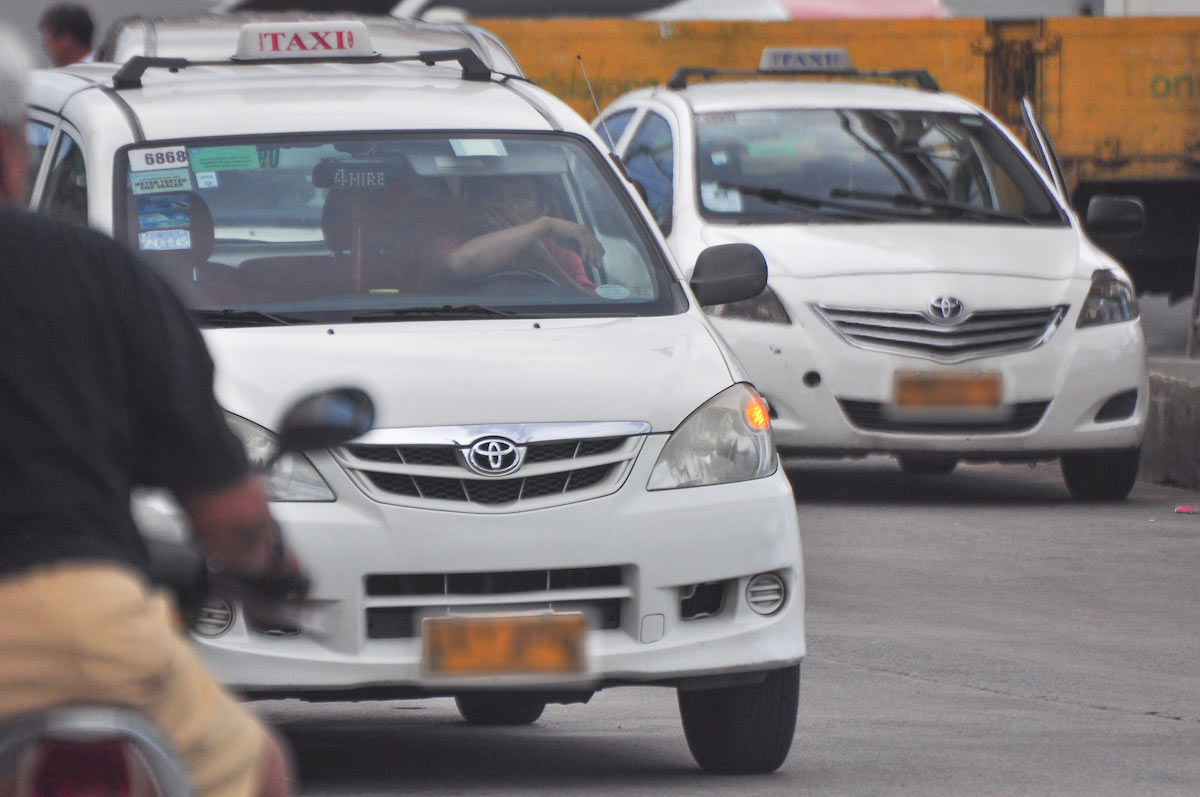 Taxi driver, hinoldap, sinaksak nang 10 beses ng 2 suspek | ABS-CBN News Taxi driver, hinoldap, sinaksak nang 10 beses ng 2 suspek | ABS-CBN News