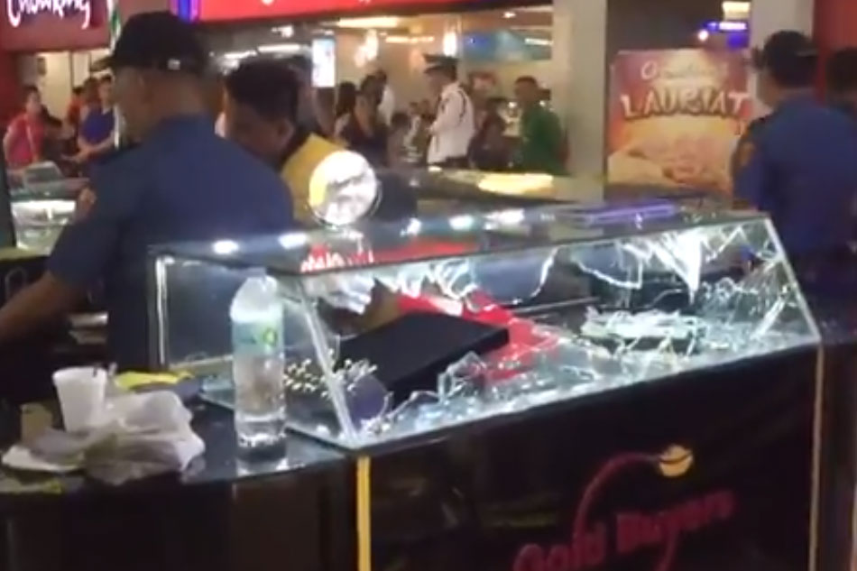 Jewelry shop sa mall sa Maynila pinagnakawan | ABS-CBN News Jewelry shop sa mall sa Maynila pinagnakawan | ABS-CBN News