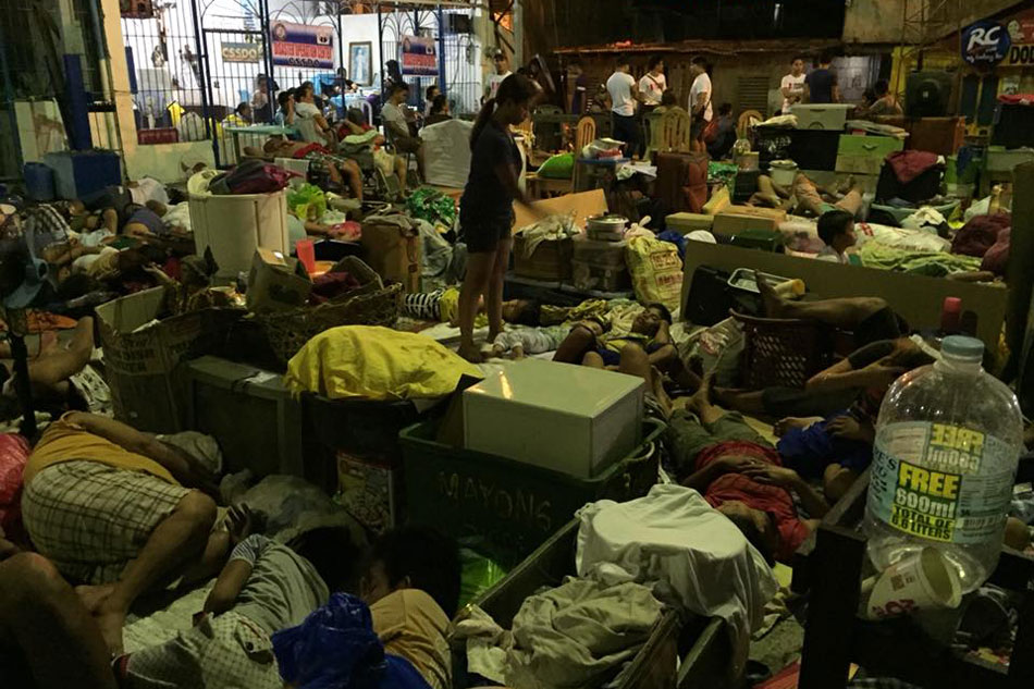 Halos 700 pamilyang nasunugan, siksikan sa evacuation center sa Davao ... Halos 700 pamilyang nasunugan, siksikan sa evacuation center sa Davao ...