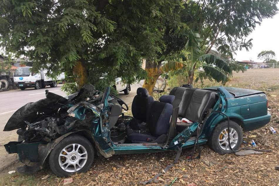 Kotse pumailalim sa truck; 3 patay | ABS-CBN News Kotse pumailalim sa truck; 3 patay | ABS-CBN News