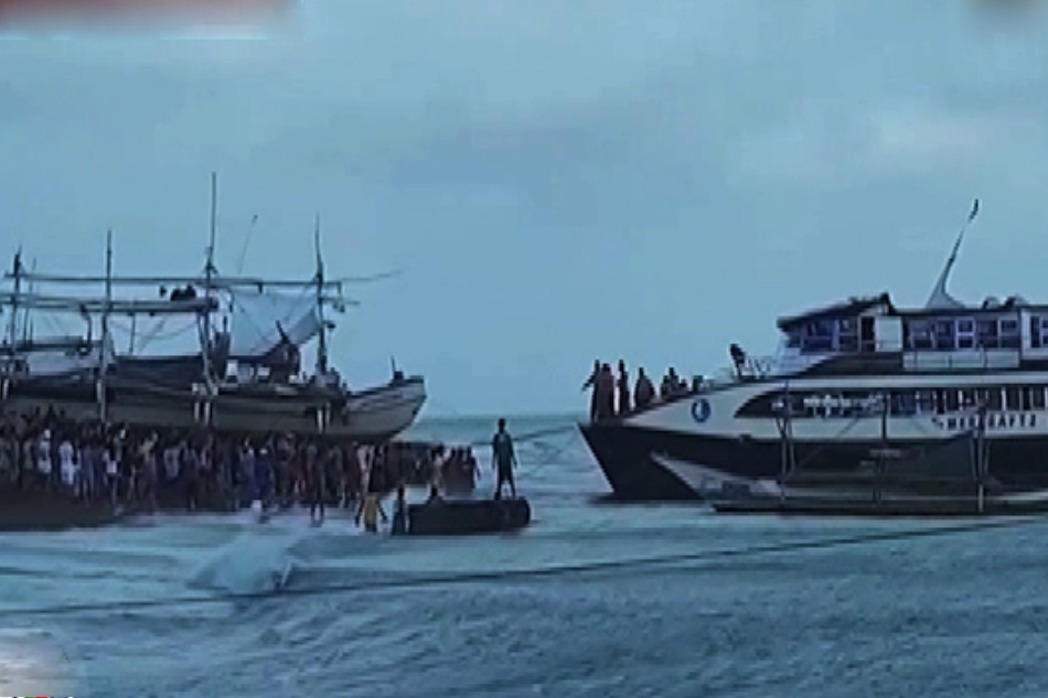 PANOORIN: Paglubog ng fastcraft sa Quezon, rescue ng mga pasahero | ABS ... PANOORIN: Paglubog ng fastcraft sa Quezon, rescue ng mga pasahero | ABS ...