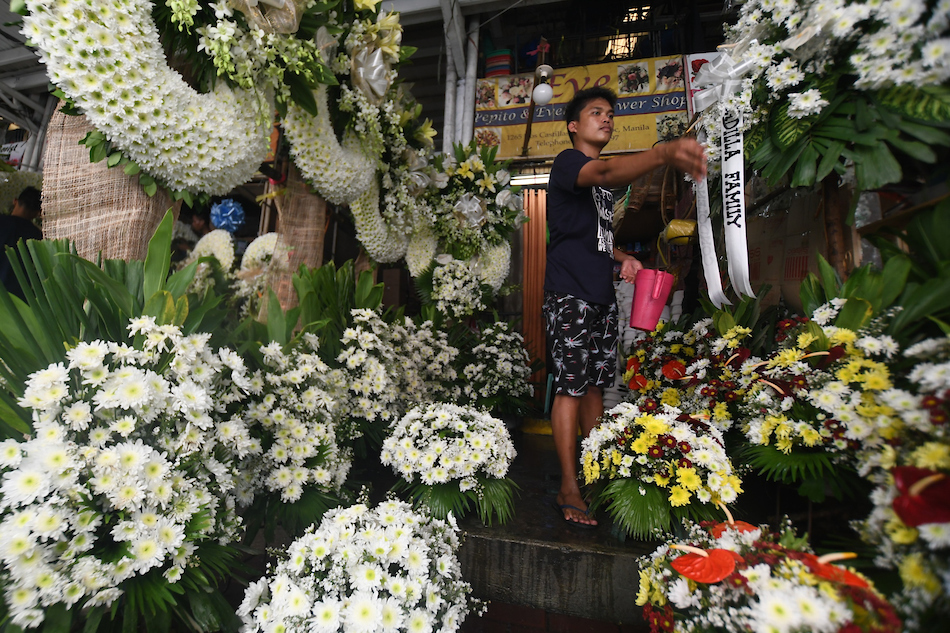 2 araw bago Undas: presyo ng mga bulaklak sa Dangwa, tumaas | ABS-CBN News 2 araw bago Undas: presyo ng mga bulaklak sa Dangwa, tumaas | ABS-CBN News