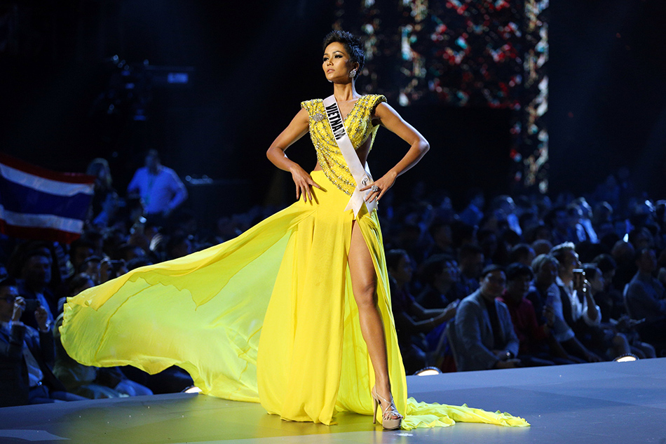 Miss Universe Vietnam Gives Her Cash Prize To Community Activities