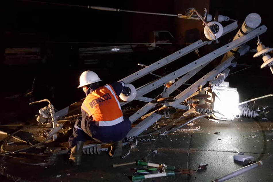 8 sasakyan, 4 na poste ng kuryente, inararo ng trak sa Baguio | ABS-CBN ... 8 sasakyan, 4 na poste ng kuryente, inararo ng trak sa Baguio | ABS-CBN ...