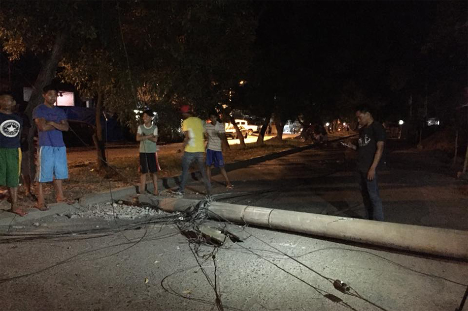 Poste natumba nang sumabit ang truck sa linya ng telepono sa Davao ... Poste natumba nang sumabit ang truck sa linya ng telepono sa Davao ...