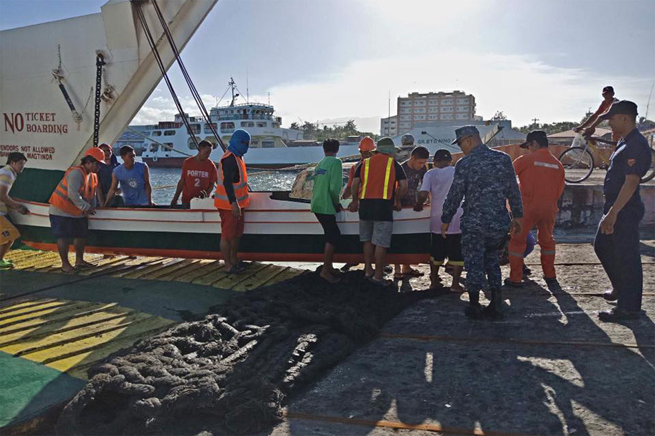 3 mangingisda na tumaob ang bangka, nasagip sa Iloilo | ABS-CBN News 3 mangingisda na tumaob ang bangka, nasagip sa Iloilo | ABS-CBN News