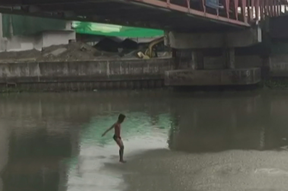 Ilang kabataan, tumatalon sa tulay para maligo sa Ilog Pasig | ABS-CBN News