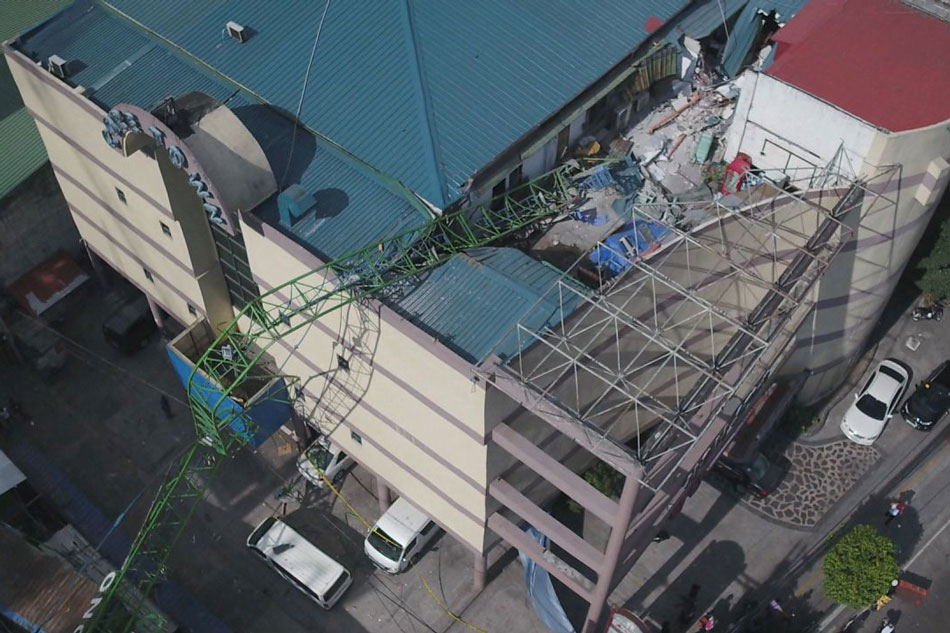 PANOORIN: Crane bumagsak mula sa isang gusali sa Pasay | ABS-CBN News PANOORIN: Crane bumagsak mula sa isang gusali sa Pasay | ABS-CBN News