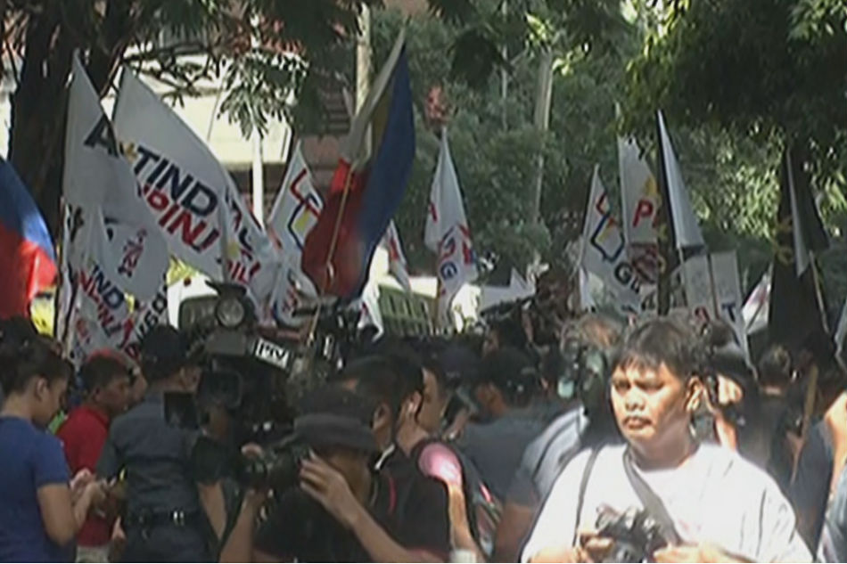 Mga grupong kontra at pabor kay Sereno, nagkaharap | ABS-CBN News Mga grupong kontra at pabor kay Sereno, nagkaharap | ABS-CBN News