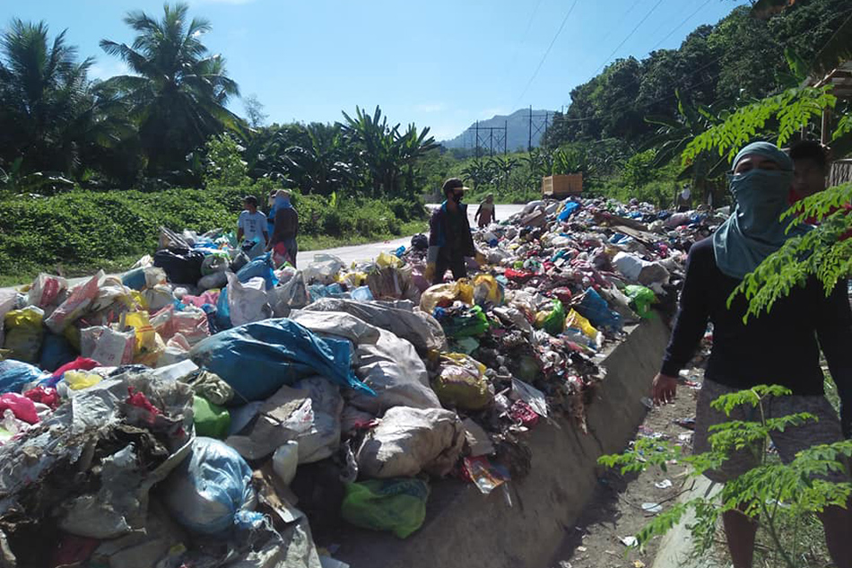 Tambak ng basura, umabot na sa gilid ng daan sa Iligan | ABS-CBN News Tambak ng basura, umabot na sa gilid ng daan sa Iligan | ABS-CBN News