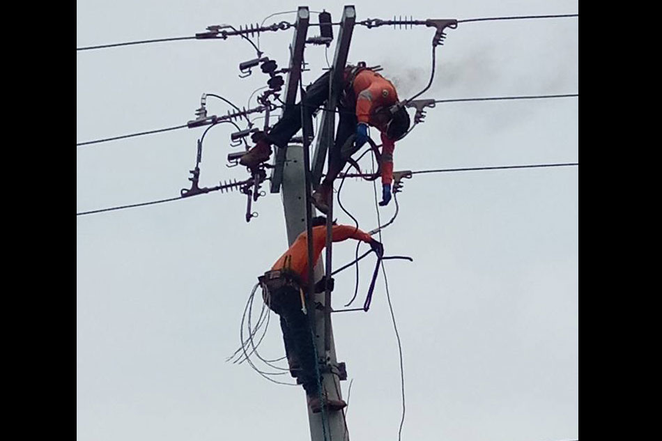 Lineman, sugatan matapos makuryente sa poste | ABS-CBN News Lineman, sugatan matapos makuryente sa poste | ABS-CBN News