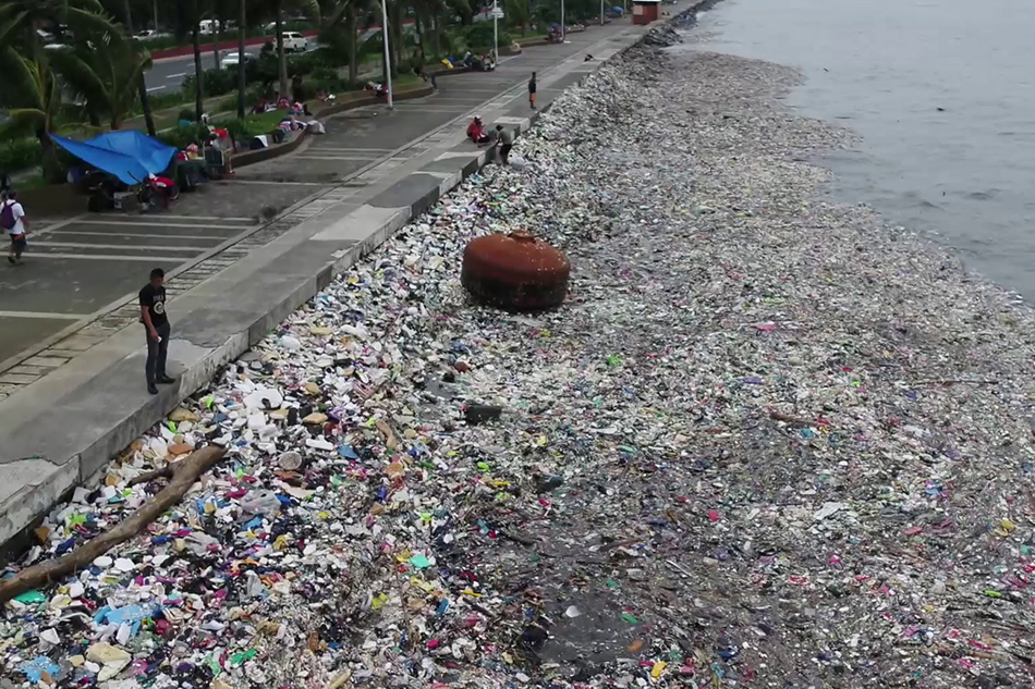 Watch Garbage Accumulates In Manila Bay After Heavy Rains Abs Cbn News