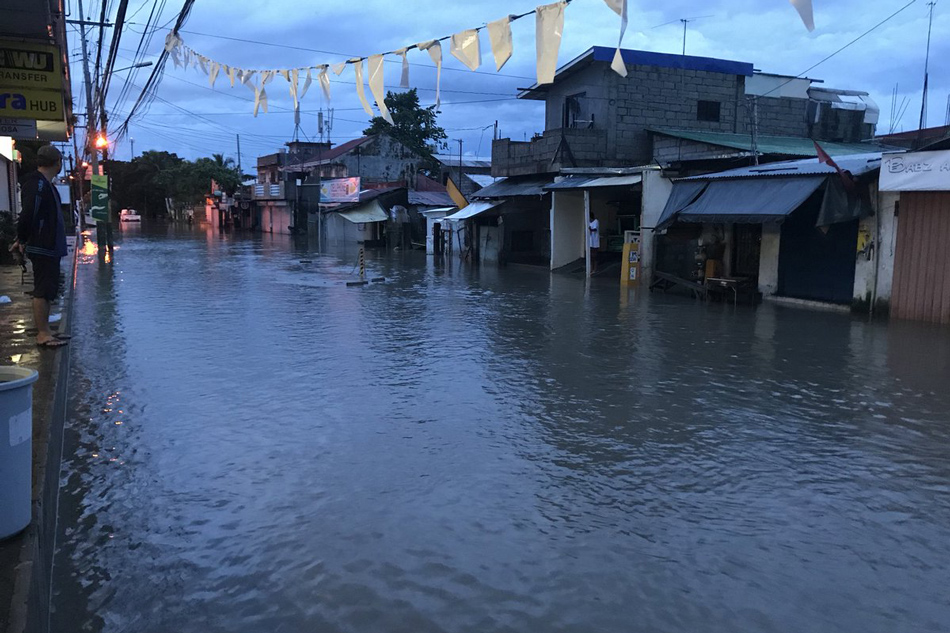 Baha sa Hermosa, Bataan aabot sa 10 talampakan ang lalim | ABS-CBN News Baha sa Hermosa, Bataan aabot sa 10 talampakan ang lalim | ABS-CBN News