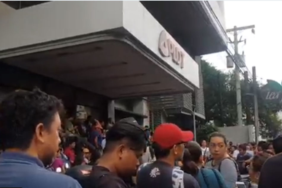 Mga kontraktwal na manggagawa ng PLDT nagprotesta | ABS-CBN News Mga kontraktwal na manggagawa ng PLDT nagprotesta | ABS-CBN News