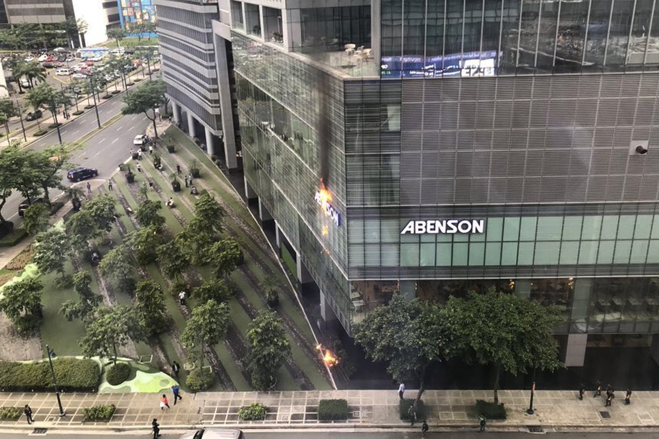 Sunog sumiklab sa bahagi ng Abenson Taguig | ABS-CBN News