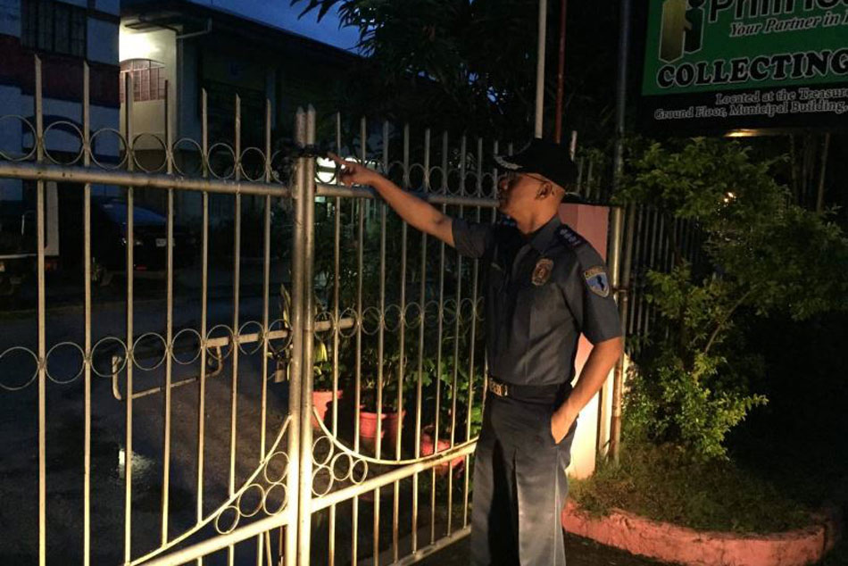 Sleeping on the job: Mga pulis sa San Felipe na tulog sa himpilan ...