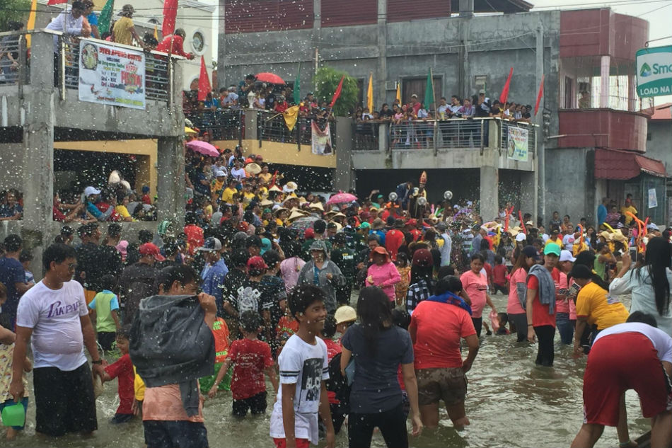 Mga deboto, dagsa sa 'Pistang Danum' sa Candaba | ABS-CBN News Mga deboto, dagsa sa 'Pistang Danum' sa Candaba | ABS-CBN News