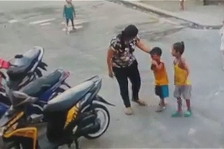 SAPUL SA CCTV: Babae, nanakit ng 2 bata sa Maynila | ABS-CBN News SAPUL SA CCTV: Babae, nanakit ng 2 bata sa Maynila | ABS-CBN News