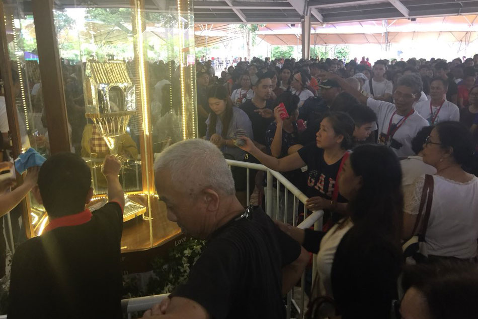 Libo-libong deboto dinagsa ang heart relic ni Padre Pio sa Batangas ... Libo-libong deboto dinagsa ang heart relic ni Padre Pio sa Batangas ...