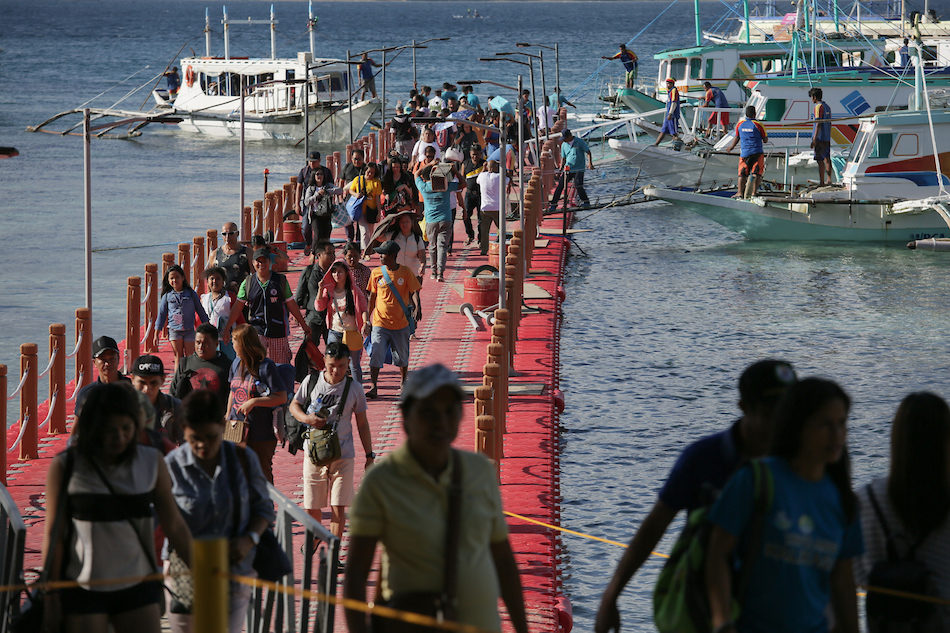 Matapos Ang 6 Buwan Boracay Muling Binuksan Sa Mga Turista Gobyerno May Paalala Abs Cbn News