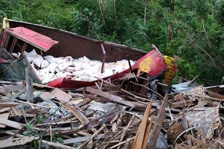 Trak nahulog sa bangin sa Davao; 1 sugatan | ABS-CBN News Trak nahulog sa bangin sa Davao; 1 sugatan | ABS-CBN News