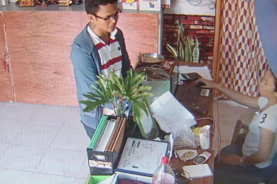 SAPUL SA CCTV: Lalaking nagso-'solicit,' cellphone ang target | ABS-CBN ... SAPUL SA CCTV: Lalaking nagso-'solicit,' cellphone ang target | ABS-CBN ...