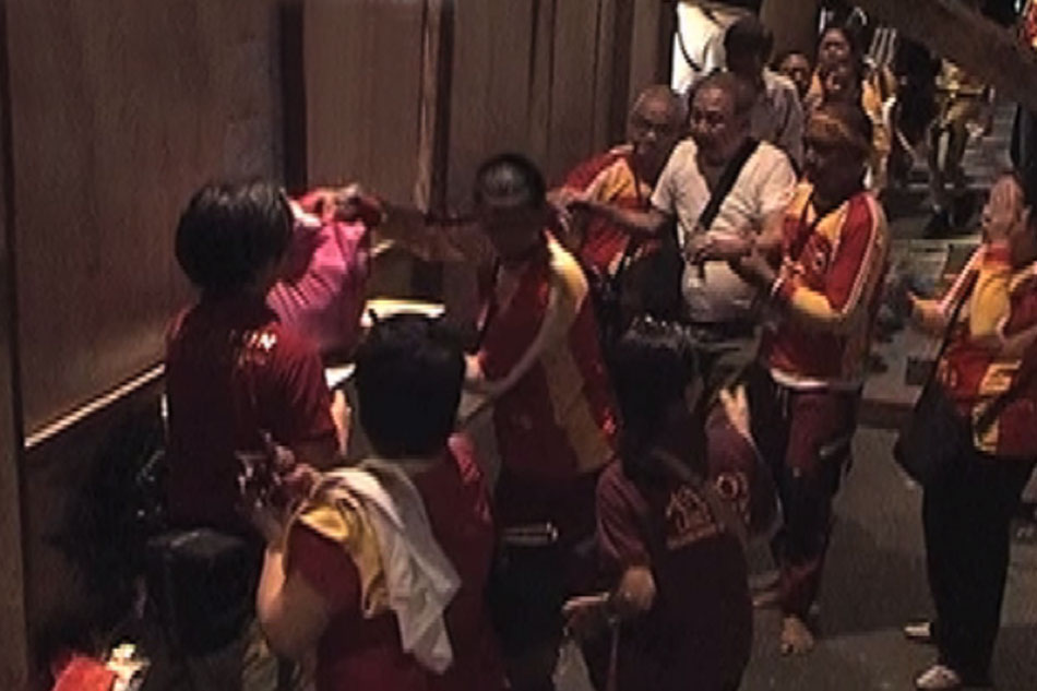 Special lane sa 'pahalik,' laan sa PWD, buntis, 'senior' | ABS-CBN News Special lane sa 'pahalik,' laan sa PWD, buntis, 'senior' | ABS-CBN News