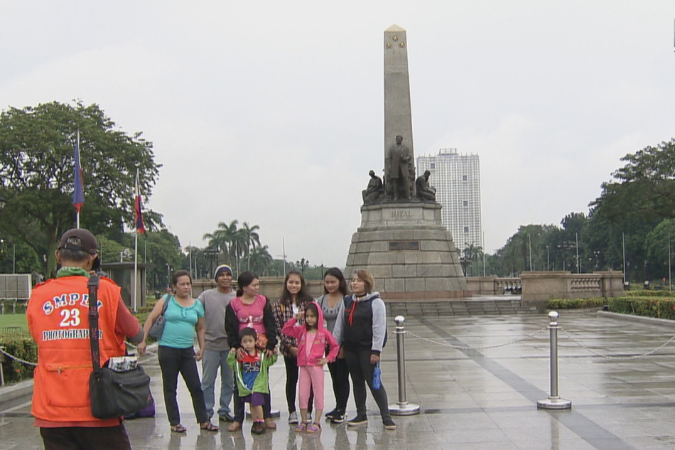 Mga namasyal sa Rizal Park sa bisperas ng Pasko, kaunti dahil sa ulan ... Mga namasyal sa Rizal Park sa bisperas ng Pasko, kaunti dahil sa ulan ...