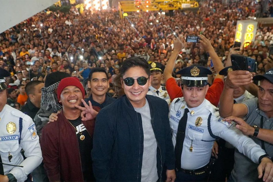 Coco Martin, nakipag-meet and greet sa mga nanood ng kanyang pelikula ... Coco Martin, nakipag-meet and greet sa mga nanood ng kanyang pelikula ...