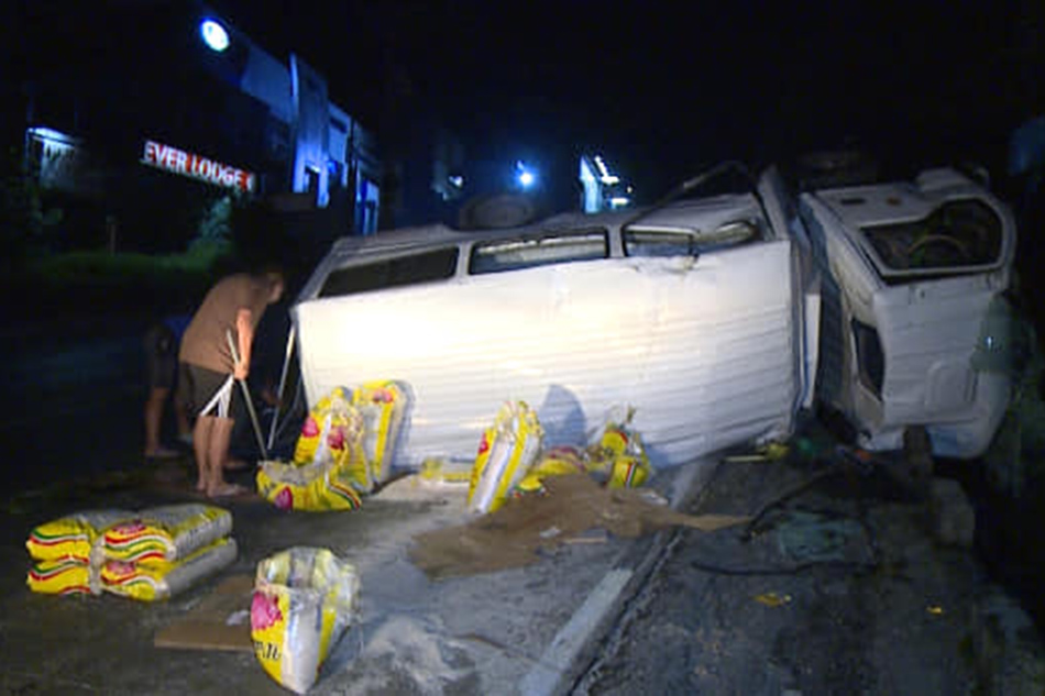 Truck na may kargang bigas, naaksidente | ABS-CBN News Truck na may kargang bigas, naaksidente | ABS-CBN News