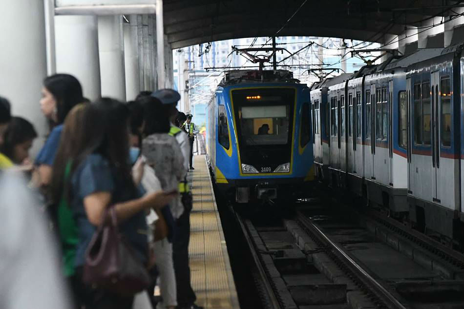 Look Third Set Of Trains From Chinas Dalian Deployed To Mrt Tracks Abs Cbn News