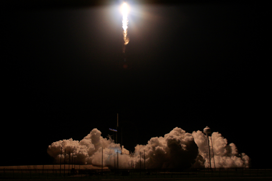 Spacex Dragon Capsule Successfully Docks With Iss Abs Cbn News