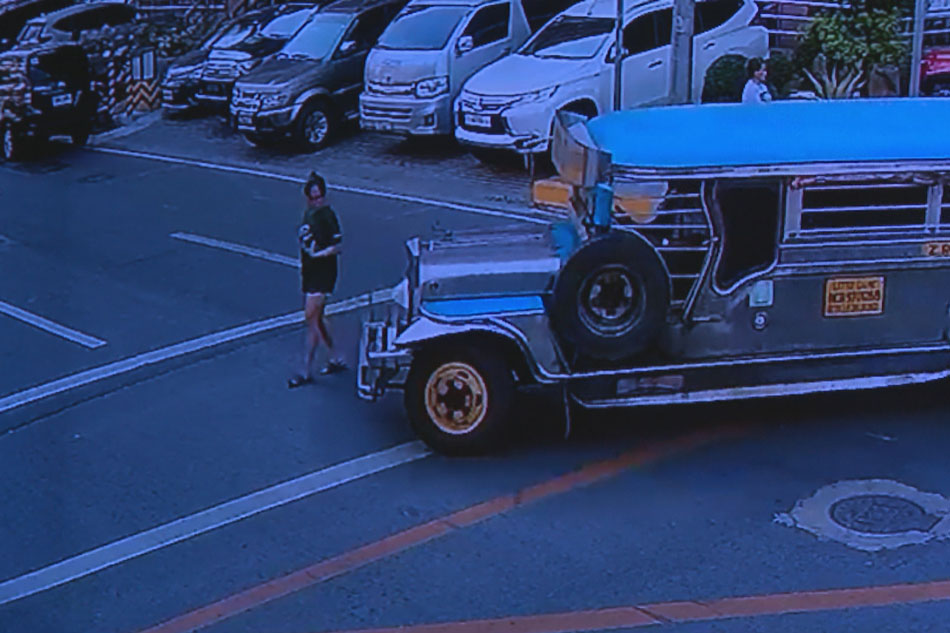 Babaeng kukuha ng sahod nasagasaan ng jeep, patay | ABS-CBN News Babaeng kukuha ng sahod nasagasaan ng jeep, patay | ABS-CBN News