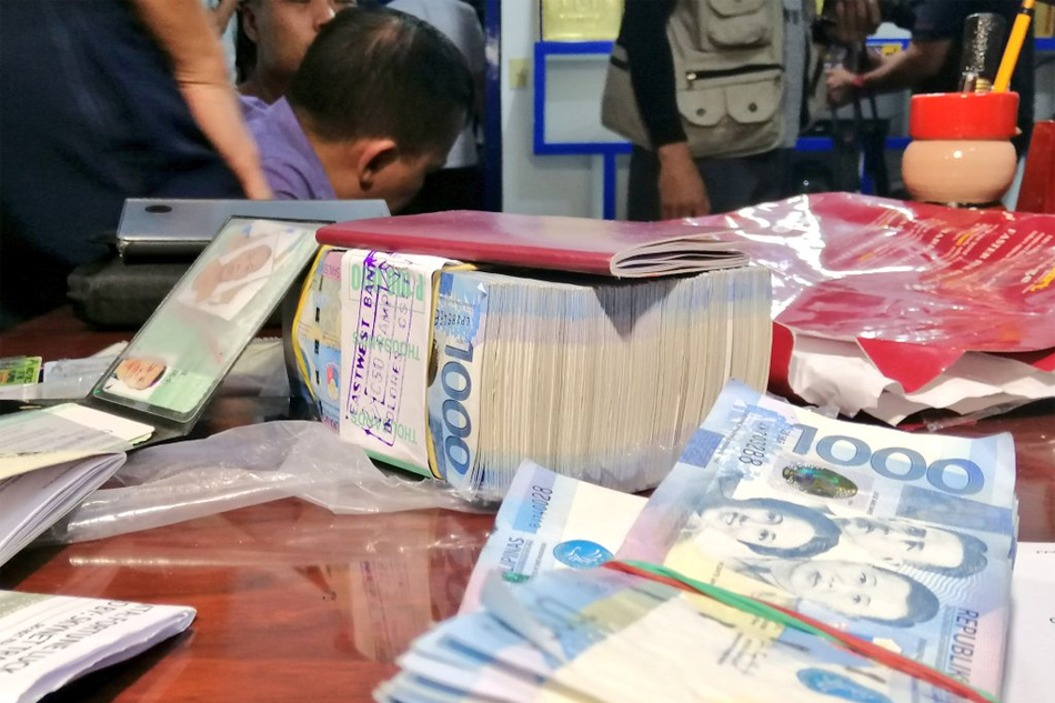 Abogado ng Chinese huli sa tangkang panunuhol ng pulis | ABS-CBN News Abogado ng Chinese huli sa tangkang panunuhol ng pulis | ABS-CBN News