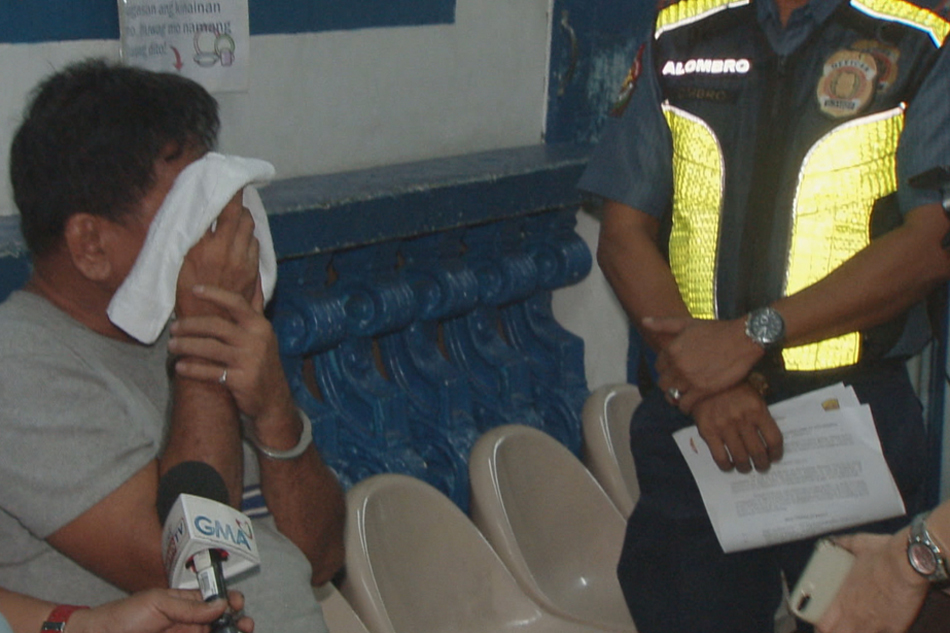 Akalang riding-in-tandem: Lasing na 'nang-aresto, umaway' ng pulis ... Akalang riding-in-tandem: Lasing na 'nang-aresto, umaway' ng pulis ...