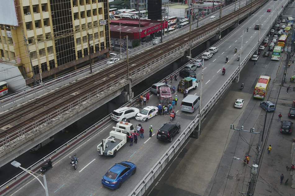 5 sasakyan nagkarambola sa EDSA | ABS-CBN News 5 sasakyan nagkarambola sa EDSA | ABS-CBN News