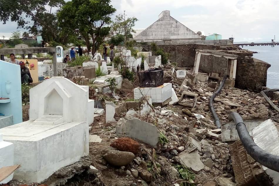 Mga nitso sa sementeryo sa Zamboanga, nagkasira-sira dahil sa pagguho ... Mga nitso sa sementeryo sa Zamboanga, nagkasira-sira dahil sa pagguho ...