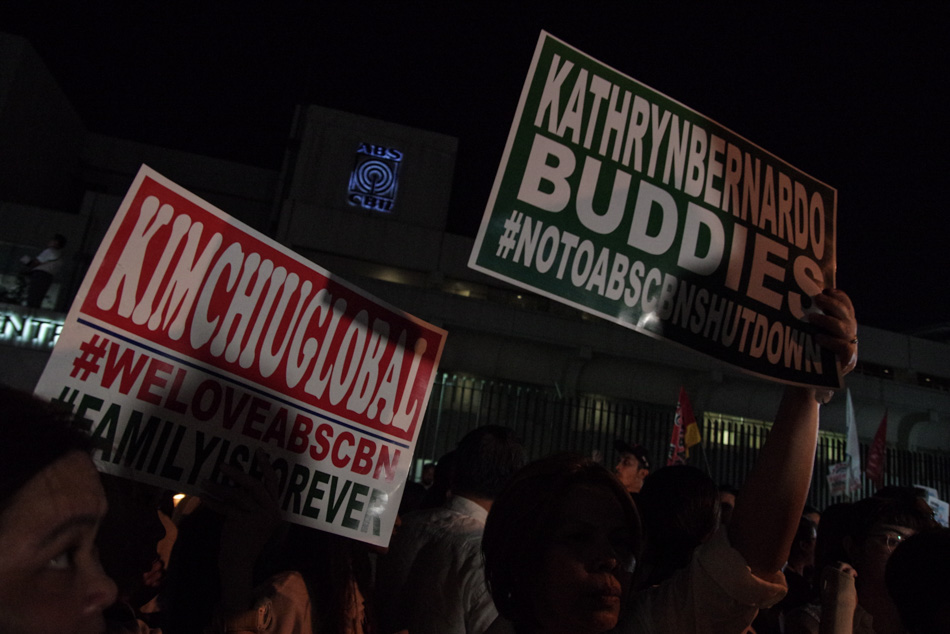 Mga empleyado ng ABS-CBN, artista, at iba't ibang grupo, nagtipun-tipon ... Mga empleyado ng ABS-CBN, artista, at iba't ibang grupo, nagtipun-tipon ...