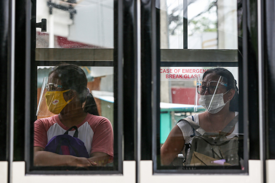 Pagsusuot ng face shield, dagdag proteksiyon laban sa COVID-19: health ... Pagsusuot ng face shield, dagdag proteksiyon laban sa COVID-19: health ...