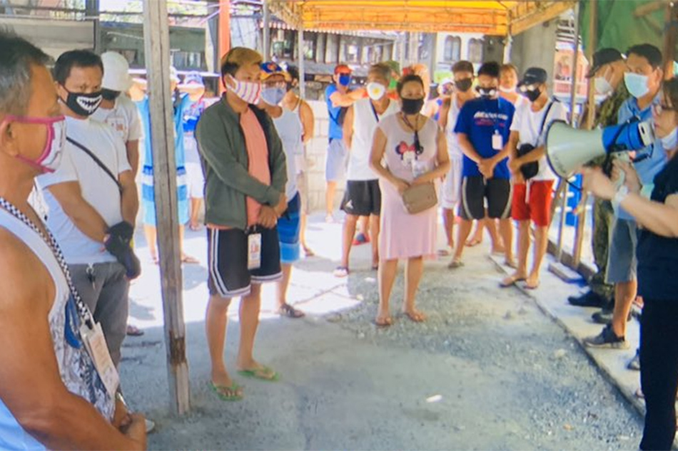 'Adopt-a-tricycle driver': Mga pulis-Maynila namahagi ng relief packs ... 'Adopt-a-tricycle driver': Mga pulis-Maynila namahagi ng relief packs ...