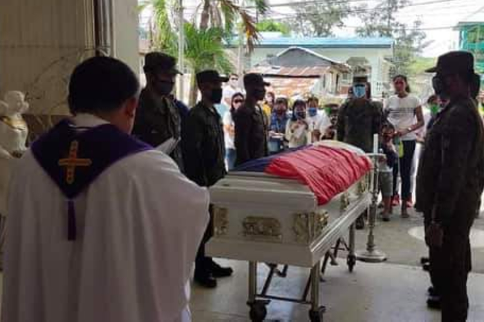 Sundalong namatay sa engkwentro sa Sulu, inilibing na | ABS-CBN News Sundalong namatay sa engkwentro sa Sulu, inilibing na | ABS-CBN News